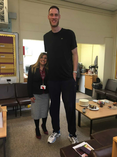 Britain's tallest man and ex-Harlem Globetrotter visits Solihull school ...
